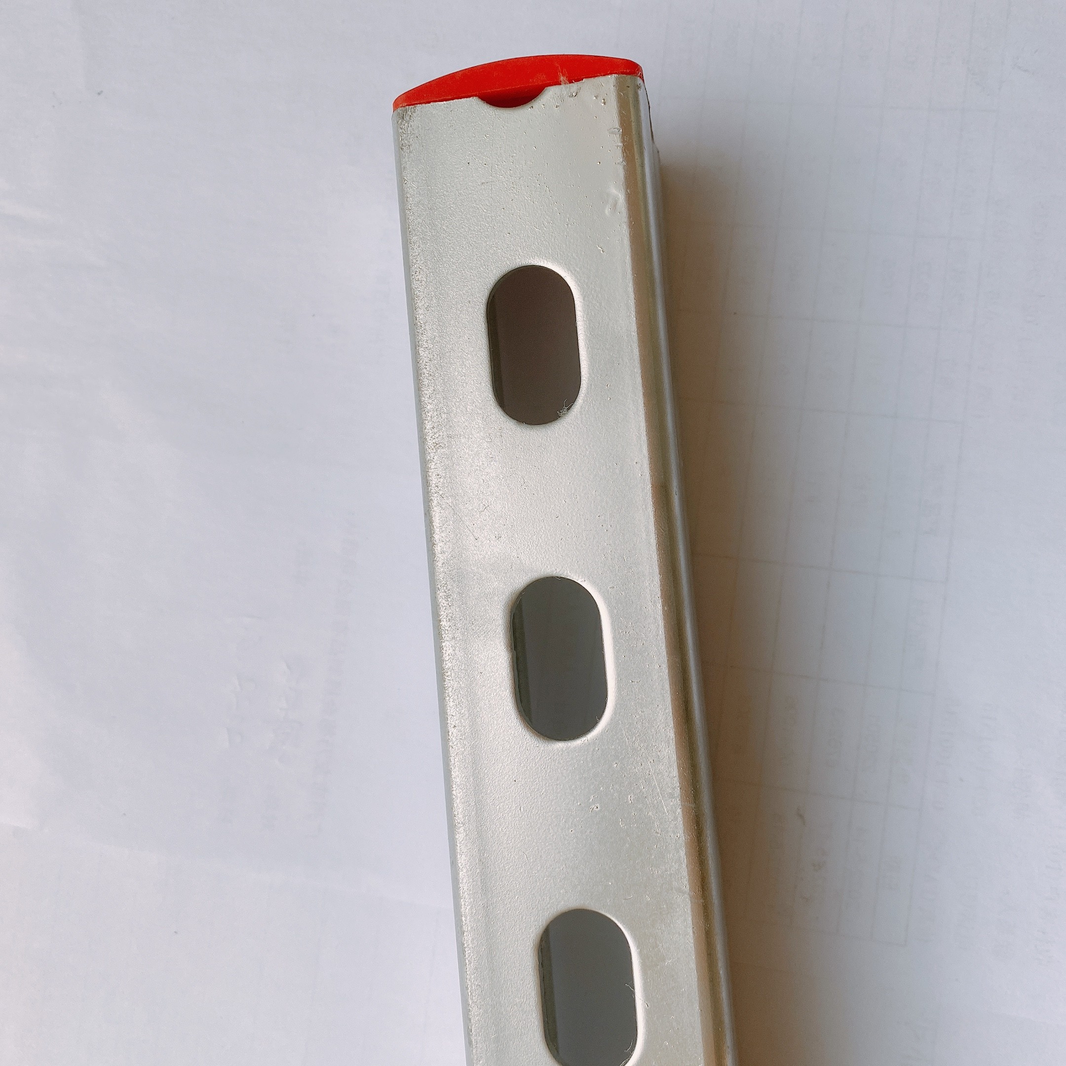 304 ASTM 수직 C 금속 스트러트 채널 통합된 아연도강 선반 시스템